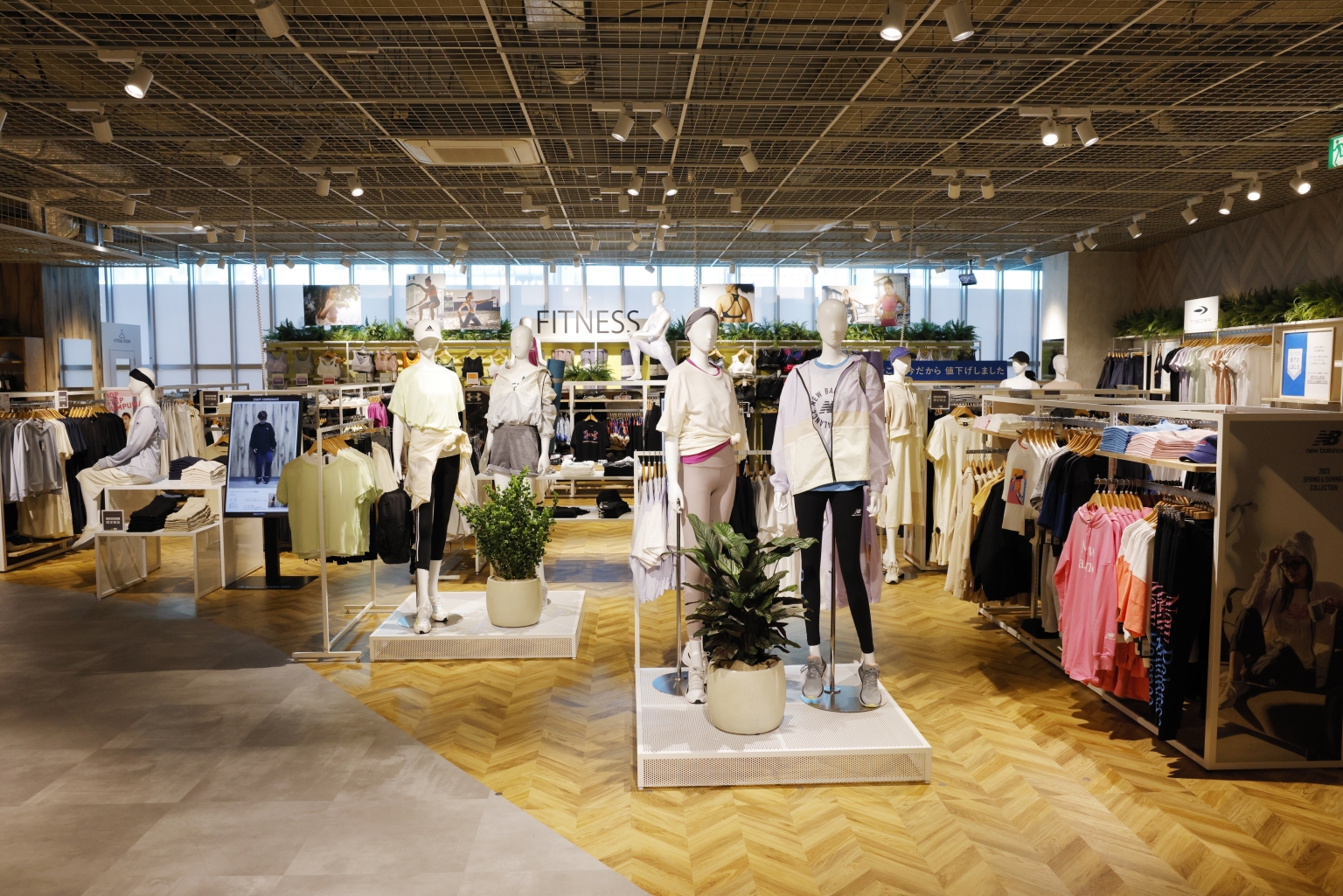 「Alpen TOKYO」が新宿駅前にオープン！注目の買い物スポットをナビゲート | GINGER