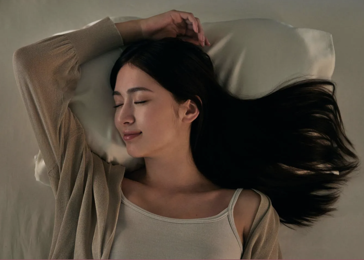 ダメージを受けて敏感になっている肌と髪に、睡眠中の‟枕"からもケアを！ | GINGER